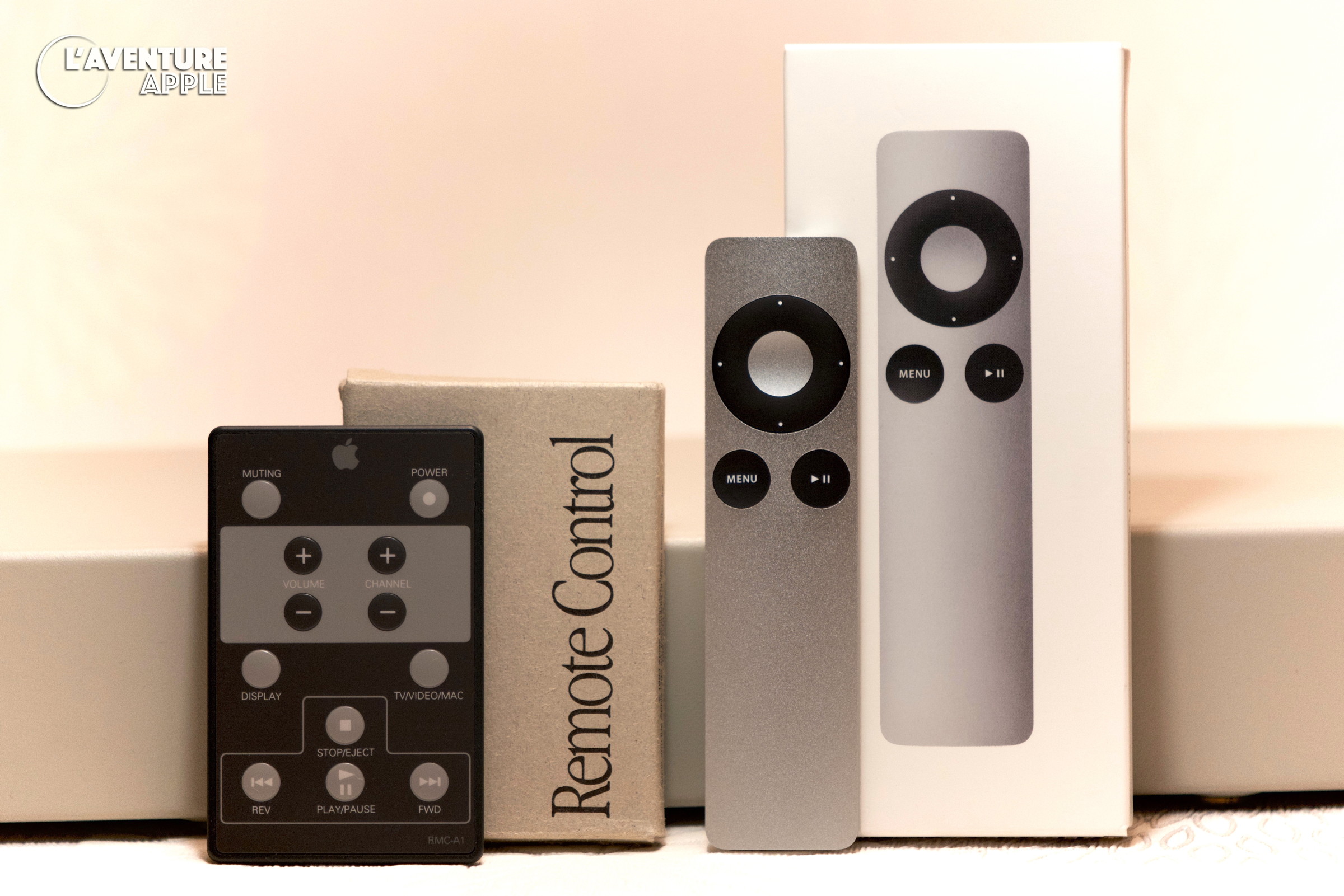 Deux générations de télécommandes – Les trésors de l'Aventure Apple